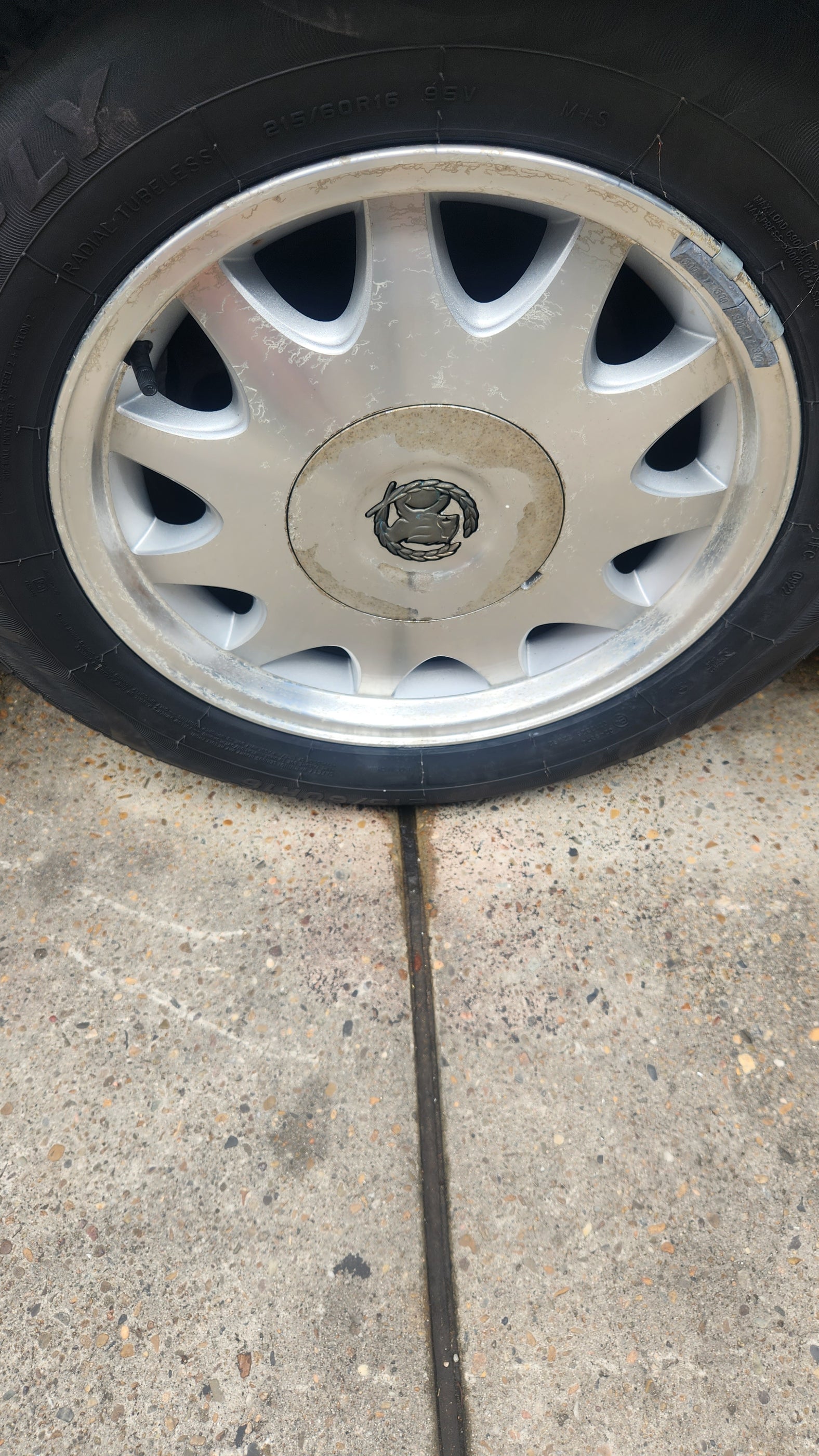 A184 - WH Holden Statesman/Caprice - Wheels/Tyres 15" w/ Centre Caps ...