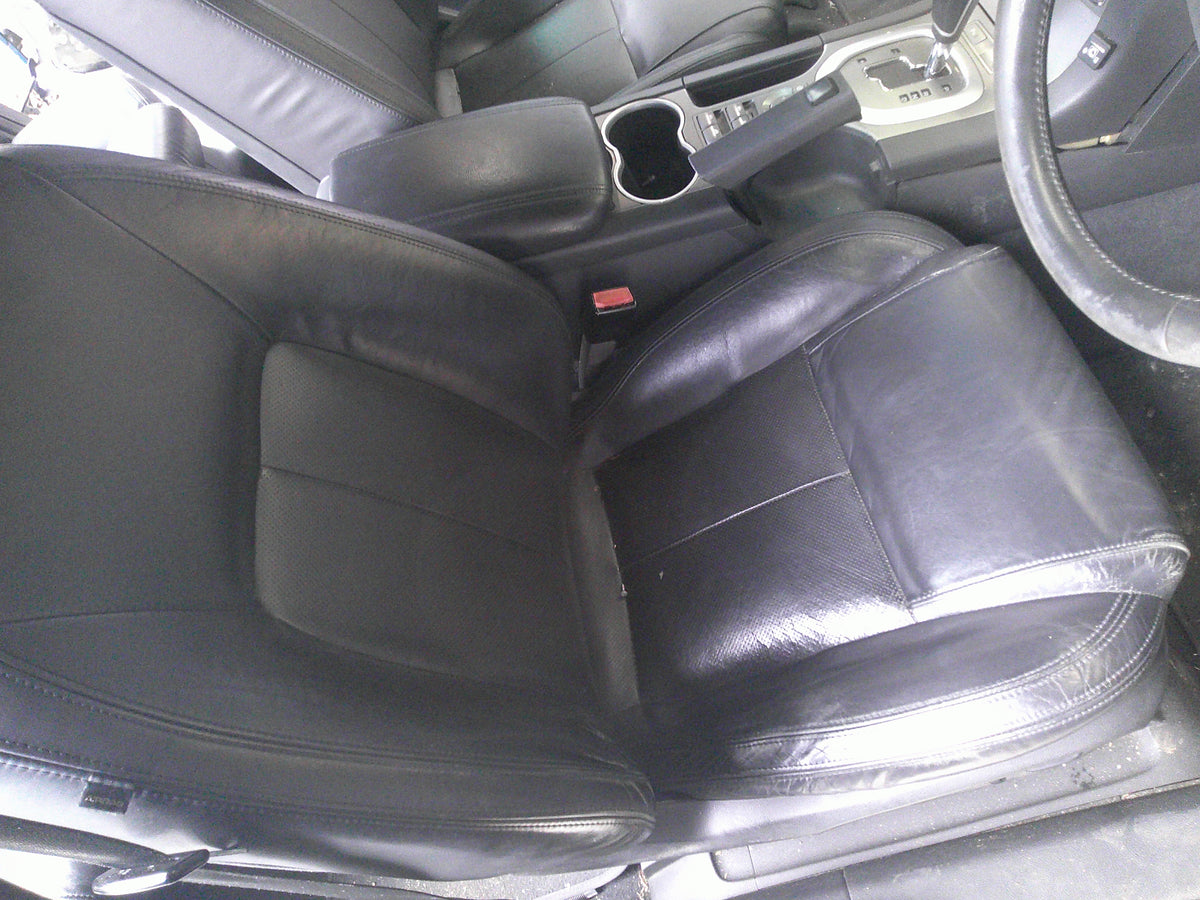 A079 - Wm Caprice V8 - Pair Seats Leather — Commodore Auto Dismantlers